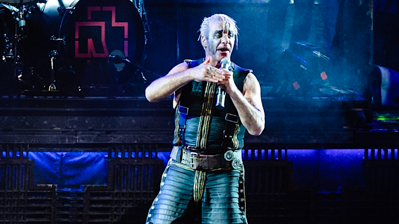 Till Lindemann : les images de sa chute sur scène